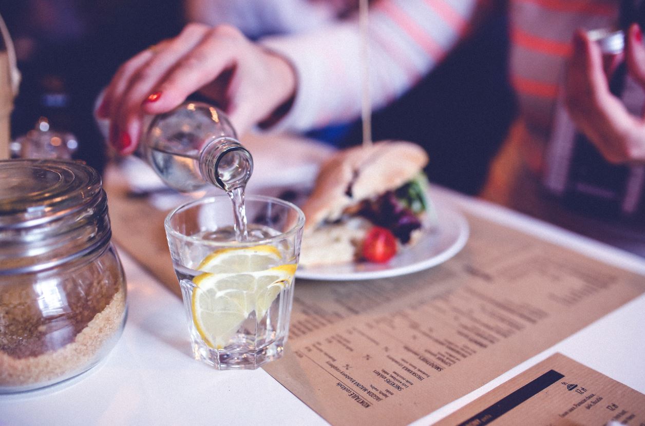 El agua con limón y sus múltiples beneficios para tu organismo